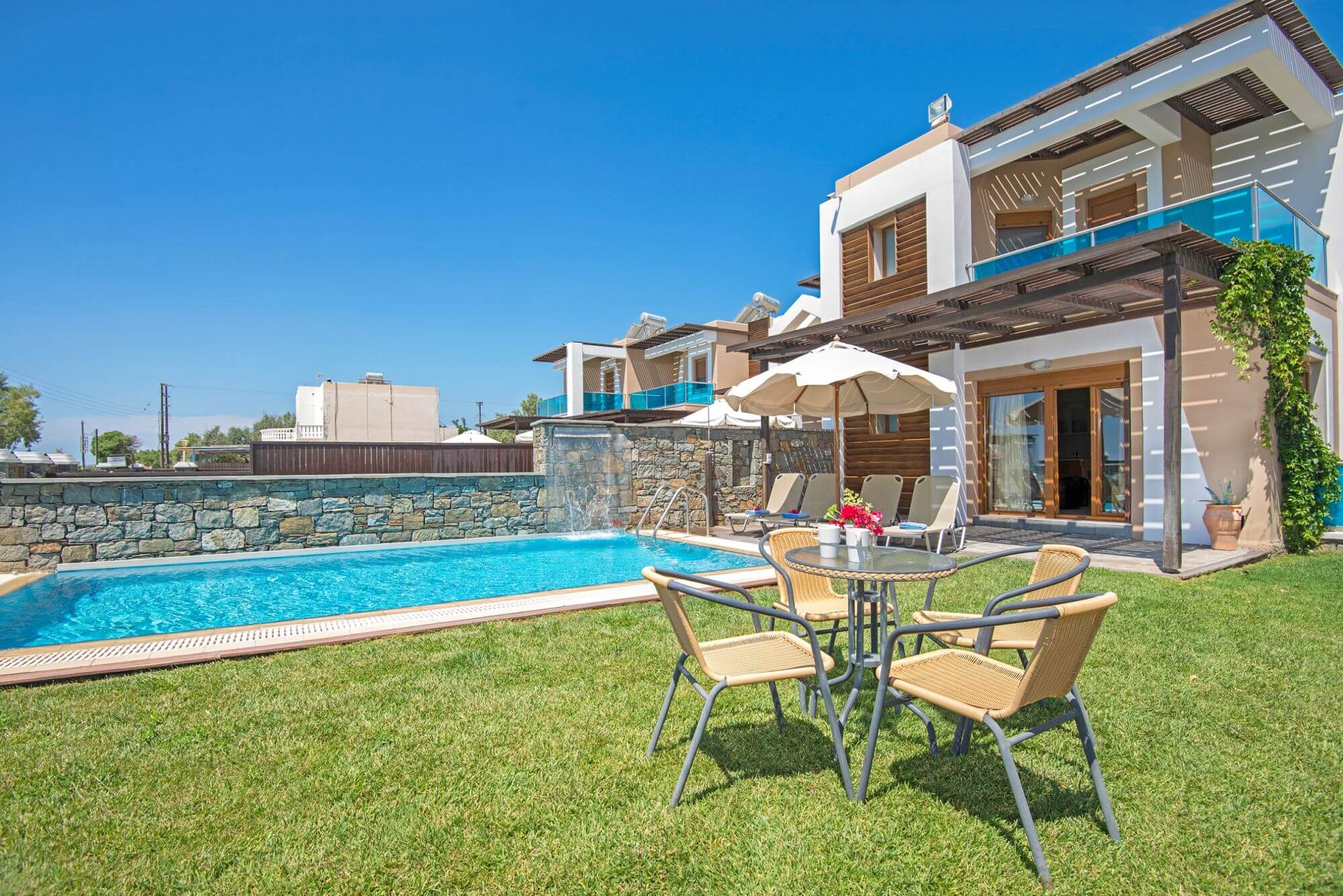 Schöne Villa auf Rhodos direkt am Strand mit privatem Pool buchen ...